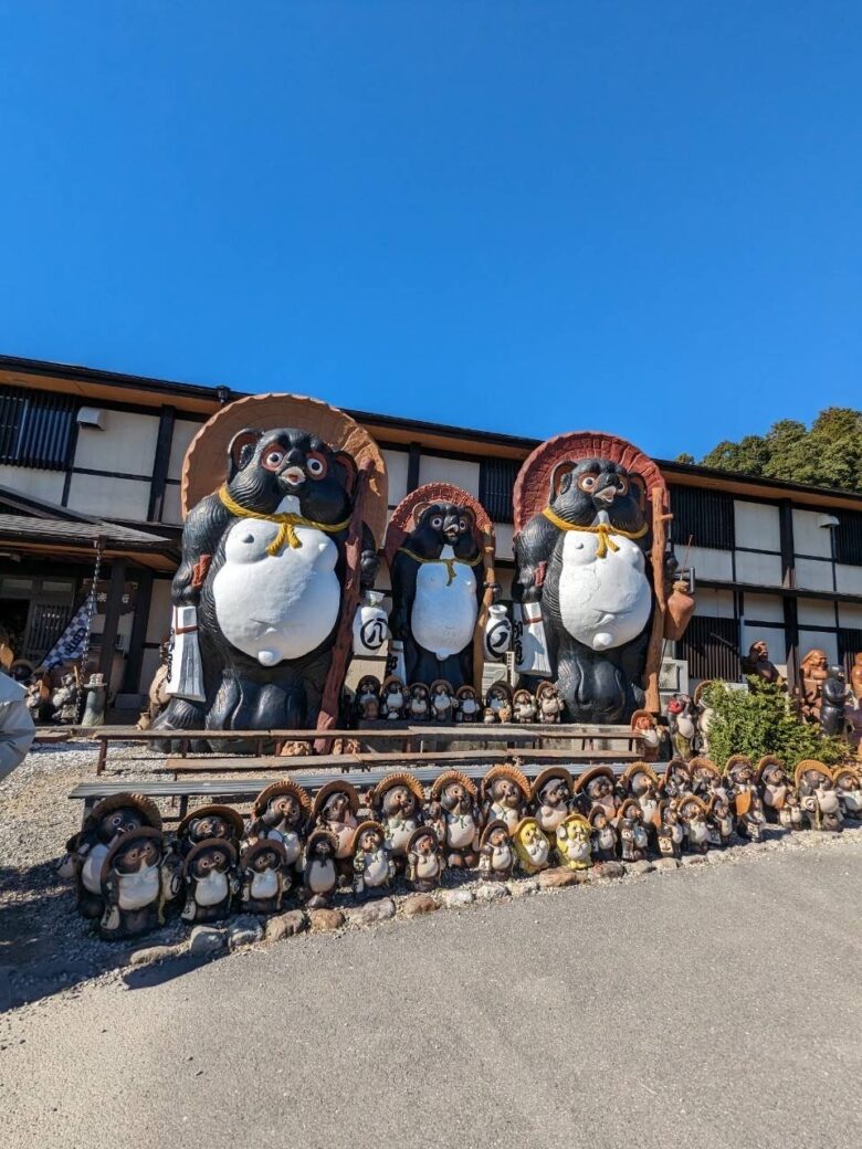 【滋賀県信楽焼】たぬき村でたぬきの絵付け体験記！写真スポットもご紹介！！ - モモの助の旅日記
